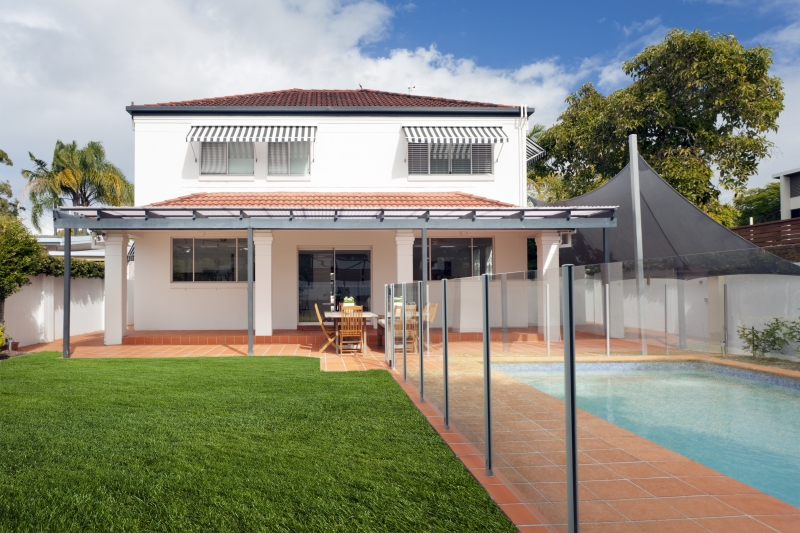 How to clean your glass pool fence